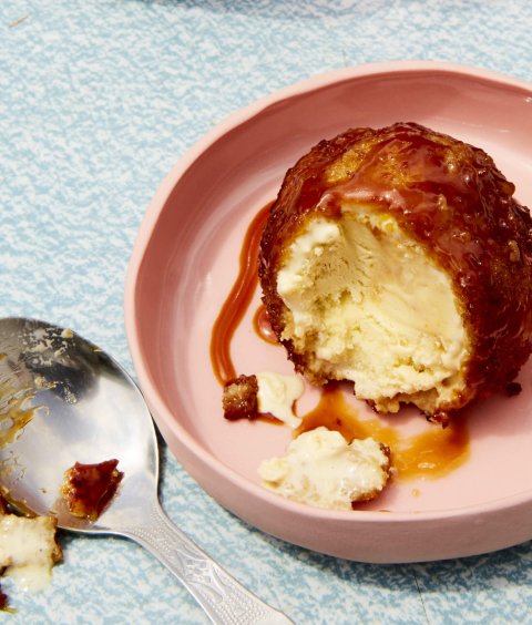 Deep-Fried Ice Cream With Salted Caramel Sauce - Elle Gourmet